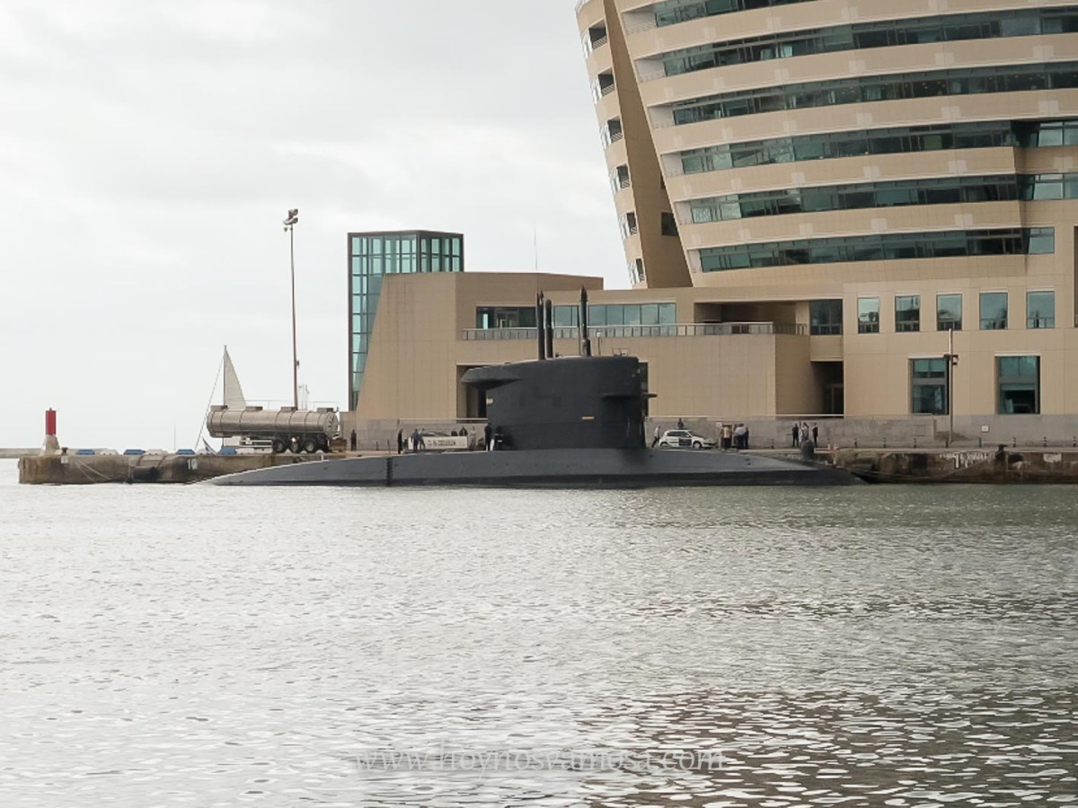 El submarino HNLMS ZEELEEUW (S-803) atraca en el Puerto de Barcelona ...